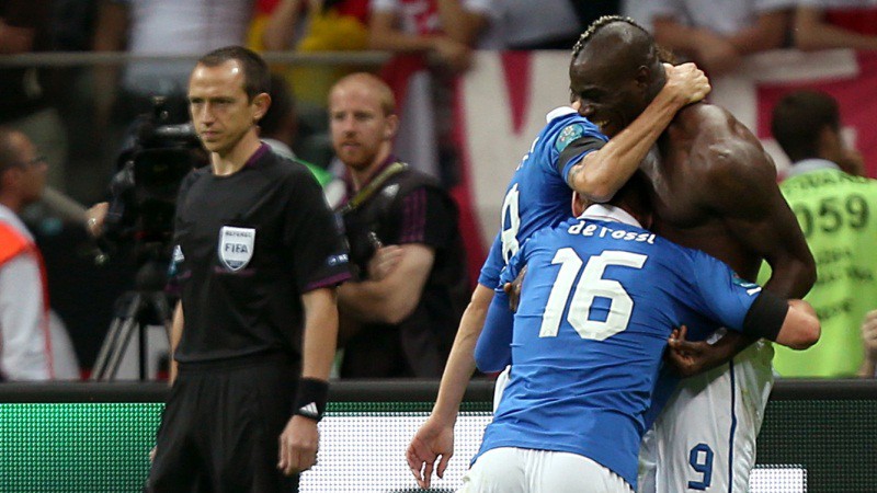 Balotelli brace sends Italy through