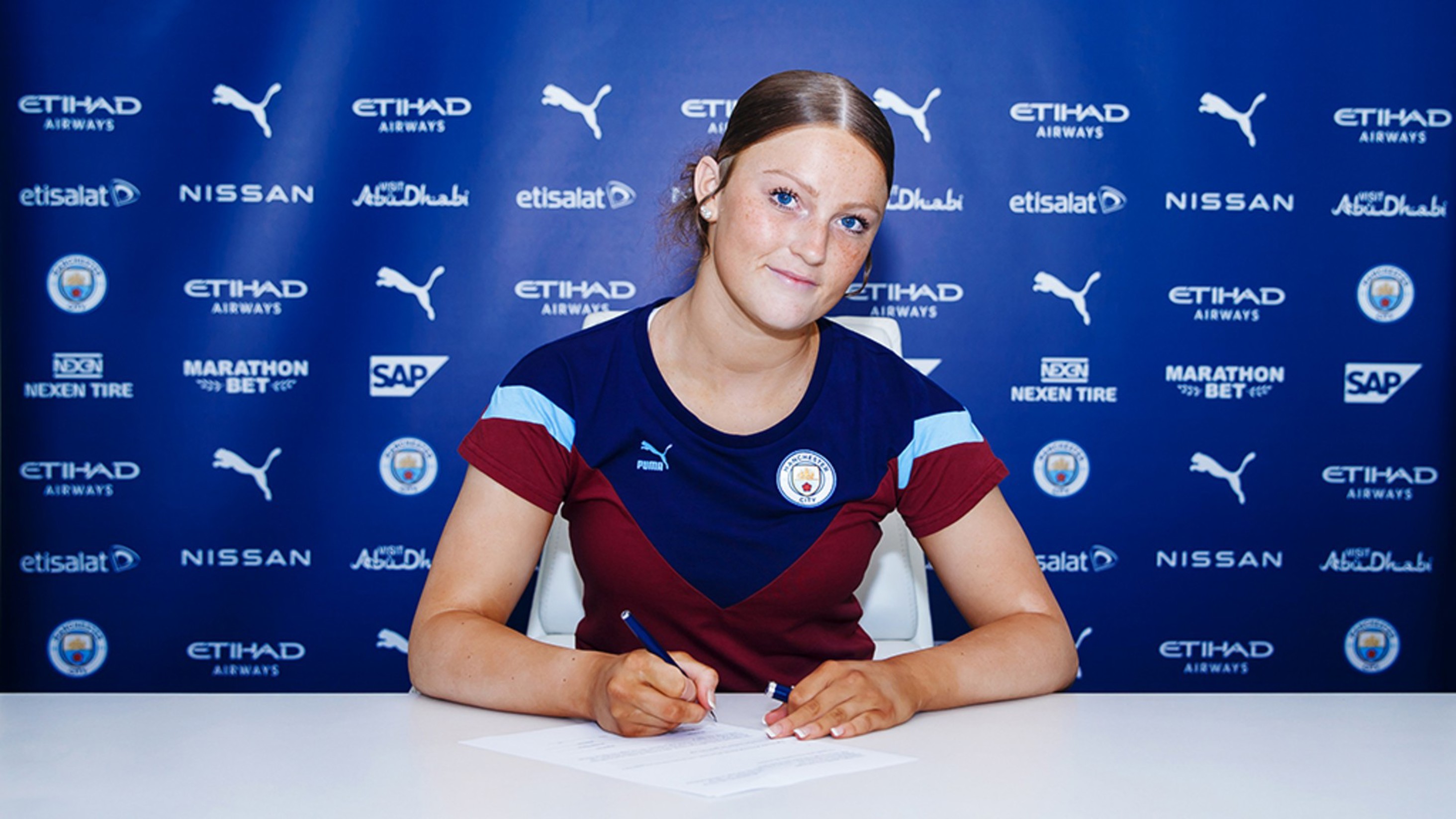 Ruby Mace's signing in pictures